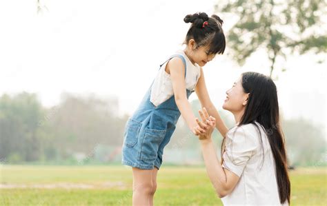 Imagen De Madre E Hija Jugando En El Parque Foto Premium