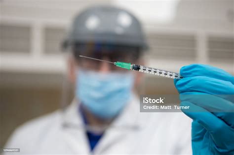 코로나바이러스 백신 투여량예방접종 준비 고풍스러운 바늘과 예방 접종 복용량을 들고 장갑손을 가진 의사 35 39세에 대한 스톡 사진 및 기타 이미지 Istock