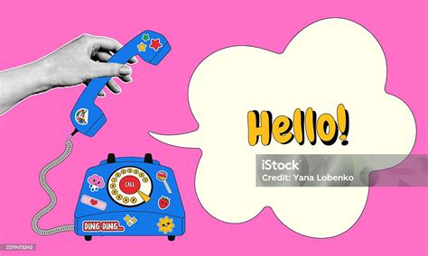콜라주는 생생한 분홍색 배경에 구식 전화기를 들고 있는 손을 특징으로 하며 재미있는 스티커로 인사하는 장난기 넘치는 말풍선이 보완됩니다 0명에 대한 스톡 벡터 아트 및 기타