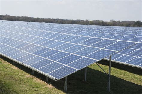 Панели солнечных батарей в солнечном парке на солнечный день Стоковое Изображение изображение