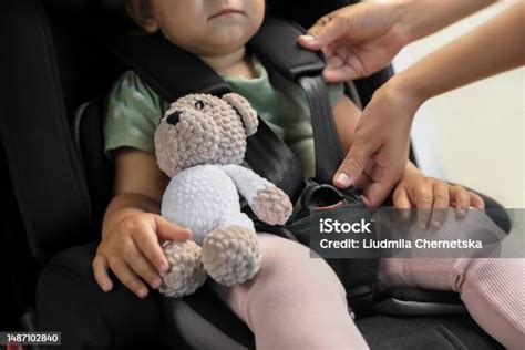차 안의 어린이 안전 시트에 딸을 고정시키는 어머니 근접 촬영 차에 대한 스톡 사진 및 기타 이미지 차 아기 어머니 Istock