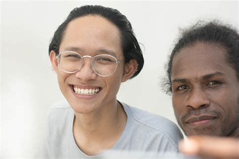 서로 다른 민족을 가진 두 친구는 함께 셀 카를 복용 하 고 미소 아시아와 흑인 남자 셀 카 함께 2명에 대한 스톡 사진 및