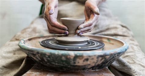 그녀의 작업복에 솜씨 수공예 예술가 여성의 자른 클로즈업 사진 그녀는 작업 공간 안에 앉아 손으로 판매할 도자기 제품을 만든다 사진 Unsplash의 우크라이나 이미지