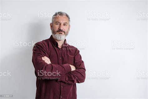 흰색 바탕에 부르고뉴 셔츠에 심각한 회색 머리 수염 남자의 절반 길이의 초상화 남자에 대한 스톡 사진 및 기타 이미지 남자
