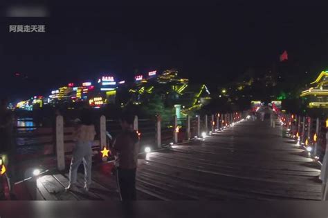 遵义茅台镇红星桥上老人们在唱歌唱祖国