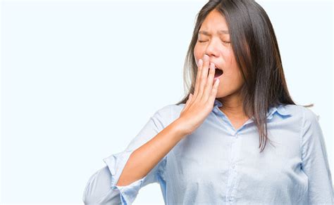 격리 된 배경 지루해 하 품 위에 젊은 아시아 비즈니스 여자 손으로 덮 음 입 피곤 불안 하 고 졸음입니다 가리기에 대한 스톡