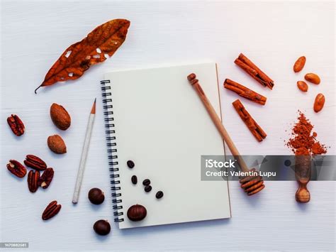 디저트 배경 및 메뉴 디자인 다양한 견과류 피칸 아몬드 커피 콩 코코아 콩 코코아 파우더 헤이즐넛 스타 아니스 및 계피 스틱은