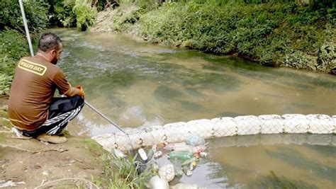 Homem Cria Ecobarreira Caseira E Retira 1 Tonelada De Lixo De Rio