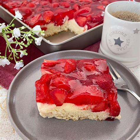Mega Leckerer Erdbeerkuchen Vom Blech Mit Puddingcreme