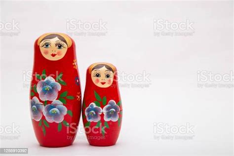 아름다운 꽃 페인트 예술나무로 만든 Matryoshka 인형 둥지 인형 또는 러시아 인형 수공예품 0명에 대한 스톡 사진 및
