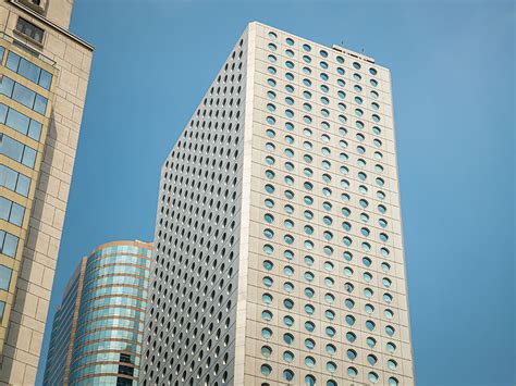 京東進駐怡和大廈 月租逾33萬 簽逾3年約 旗下公司斥18億購利豐中心全幢 星島日報