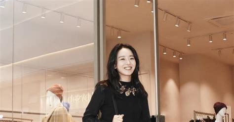 웃는 모습이 사랑스러워 신혜선 꽃무늬 미니스커트 입고 백화점 나들이