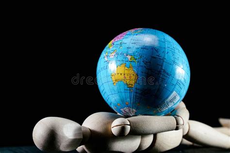 Boneco De Madeira E Boneco Do Globo Terrestre Feito De Madeira Art