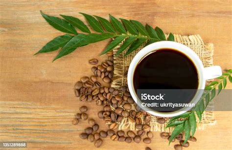 자루천 소박한 나무 테이블에 구운 아라비카 커피 콩 더미가 있는 검은 커피 한 잔의 상단 보기 다과 음료 개념 0명에 대한 스톡 사진 및 기타 이미지 Istock