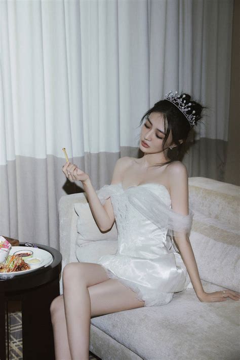 徐璐头戴皇冠化身绝美公主 身穿抹胸白裙性感俏皮