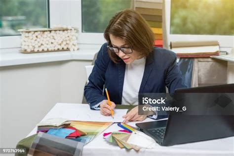 인테리어 디자이너 직물 및 커튼 및 실내 장식품 액세서리의 샘플 직장에서 가구에 대한 스톡 사진 및 기타 이미지 가구 가정