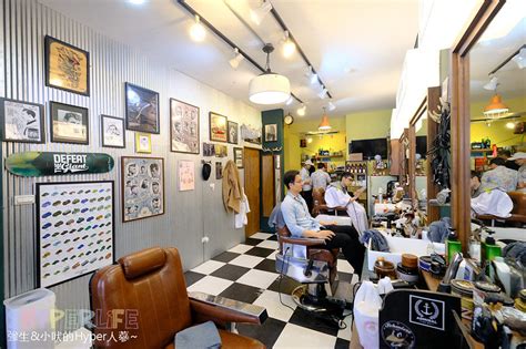 不純男仕理髮廳 男子漢專屬；女賓止步！台中北區專營男士理髮，總店和二店以英倫紳士風和日本暴走族做區隔，還有專屬修容服務簡直vip～ 強生與