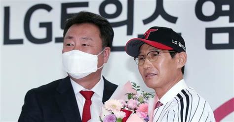 포토 차명석 단장에게 축하꽃다발 받은 염경엽 감독