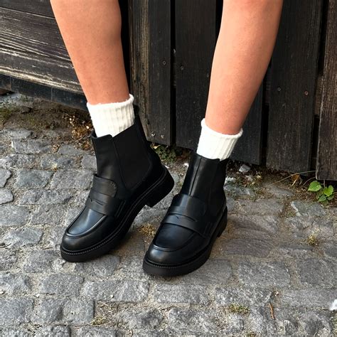 ЖІНОЧЕ • ЧОЛОВІЧЕ • ВЗУТТЯ • СУМКИ • ДОГЛЯД ЗА ВЗУТТЯМ Дуже стильні челсі в наявності 😍