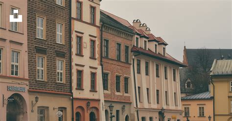 창문에서 증기가 나오는 건물 줄 사진 Unsplash의 무료 폴란드 이미지