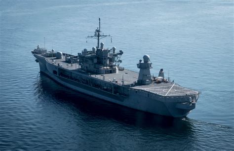 აშშ ის სამხედრო გემი Uss Mount Whitney შავი ზღვისკენ მიემართება