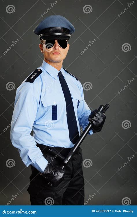 Młody policjant w mundurze obraz stock Obraz złożonej z jeden
