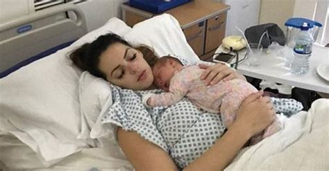Момичето роди на 17 години а момчето изчезна родителите заплашиха да