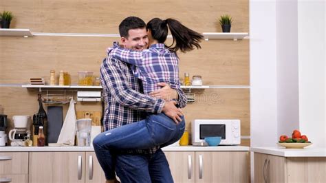 Marido Que Coge A Su Esposa Hermosa Mientras Que Get De La Cena Listos