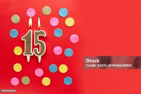 색색의 색종이가 있는 빨간색 배경에 숫자 15 생일 축하 촛불 생일 기념일 중요한 날짜 휴일을 축하하는 개념입니다 복사 공간 기치 10에 대한 스톡 사진 및 기타 이미지