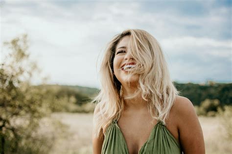 Faire Rire Une Femme Par Message Techniques Et Conseils Loveconfident