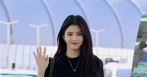 한소희 속살 빼꼼히 드러내고 “예쁨 그 자체”