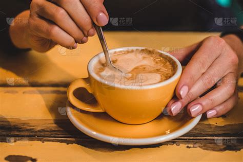 在伦敦用黄色杯子喝咖啡