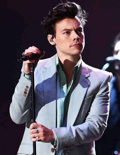 Harry Styles Performs On The Runway During The 201 Tumbex