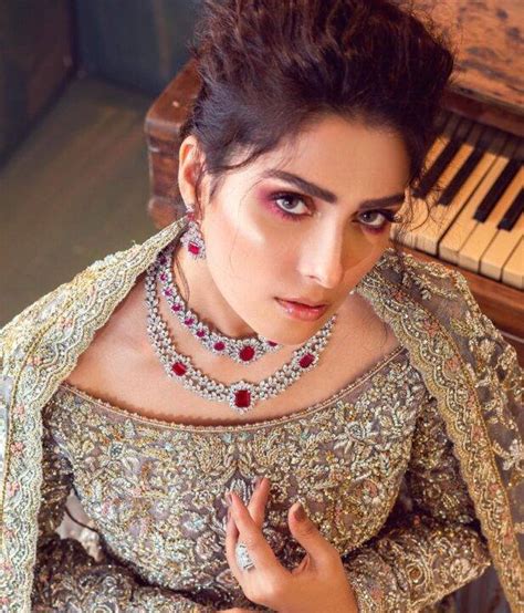 Ayeza Khan Age Instagram Sisters Husband And More