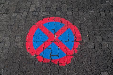 거리의 조약돌에 빨간색과 파란색 주차 금지 표지판의 근접 촬영 평면도 0명에 대한 스톡 사진 및 기타 이미지 0명 거리