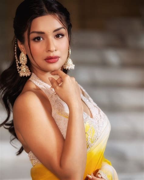 Avneet Kaur Breathtaking Photoshoot In Yellow Sleeveless Saree
