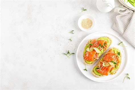 소금에 절인 연어 과카몰리 아보카도 마이크로그린이 있는 샌드위치를 엽니다 해산물 건강한 음식 맨 위 보기입니다 0명에 대한 스톡 사진 및 기타 이미지 Istock