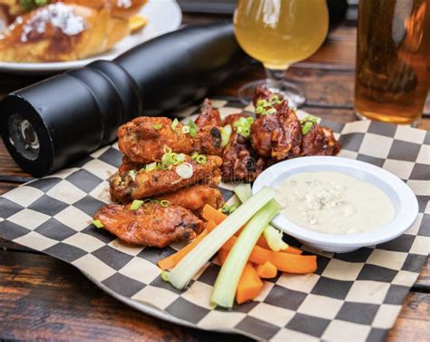 Alas De Pollo Calientes Y Barbacoas Con Cerveza Imagen De Archivo