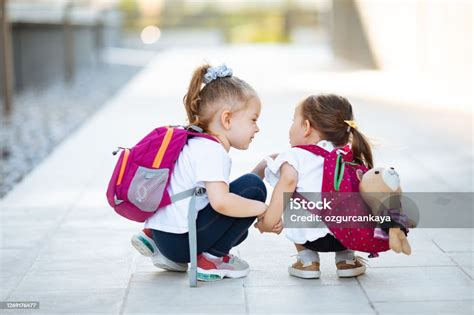 두 명의 아이들이 학교에 간다 학교 공부 교육 우정 어린 시절의 개념 2명에 대한 스톡 사진 및 기타 이미지 2명 등 소녀 Istock