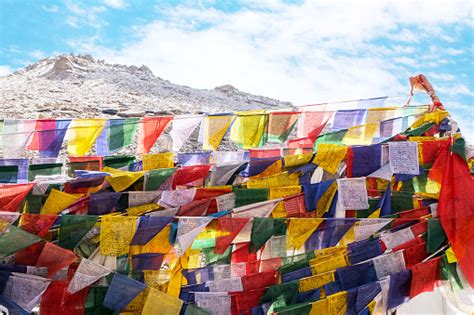 Leh Ladakh 인도에서 산에 햇빛으로 화려한 티베트 기도 플래그입니다 관광에 대한 스톡 사진 및 기타 이미지 관광