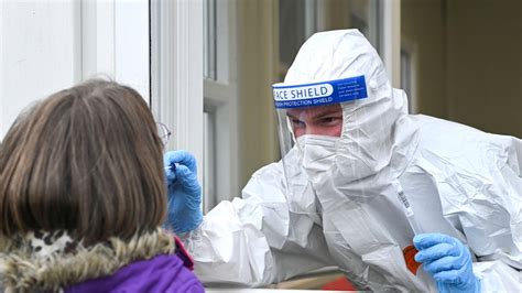 Robert Koch Institut Zahl Der Neuinfektionen Sinkt Zum Wochenende Auf