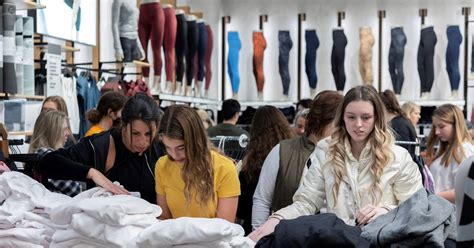 US Consumer Sentiment Edges Up In April Short Term Inflation