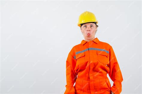 안전 헬멧을 쓴 제복을 입은 소방관 무료 사진