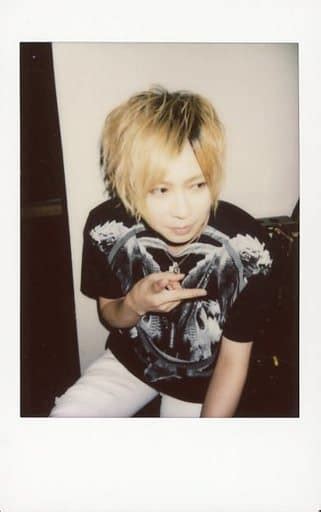 駿河屋 Div将吾膝上・座り・衣装黒・白・tシャツ・右手裏ピース・目線右・背景白生チェキ（男性生写真）