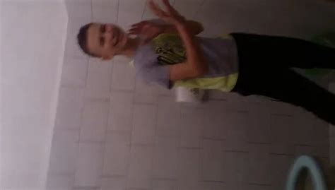 Мальчик в туалете Смотреть онлайн в поиске Яндекса по Видео