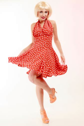 Pinup 소녀 금발 위그 앤 복고풍 레드 정장용 댄스 Red Dress에 대한 스톡 사진 및 기타 이미지 Red Dress