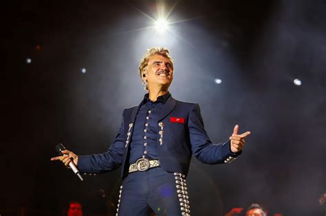 Alejandro Fern Ndez Enamora Y Le Canta A Miles En El Corregidora