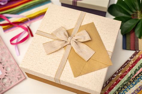 흰색 배경에 선물 포장에 대한 모든 것들 리본이 있는 상자를 선물합니다 리본 과 컬러 페이퍼 강림절에 대한 스톡 사진 및 기타