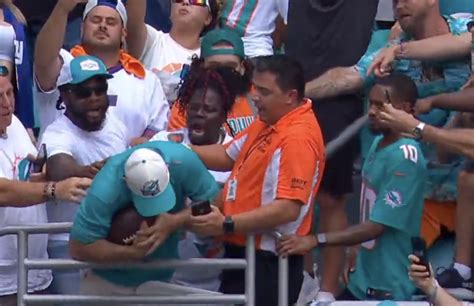 A Fan Tried To Steal Touchdown Ball From Tyreek Hills Mom The Spun