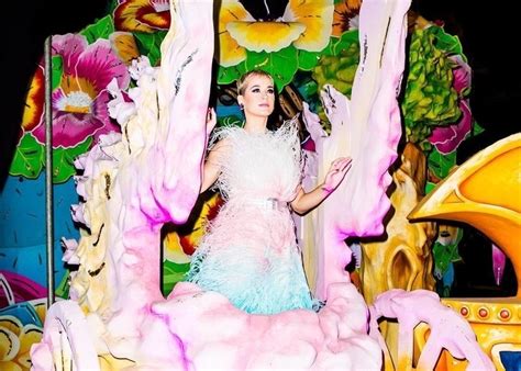 Katy Perry Terjebak Di Udara Saat Konser